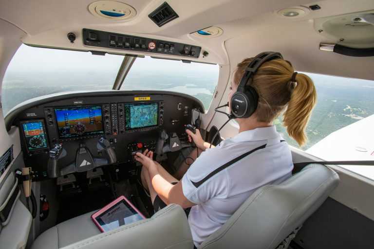 Understanding Electronic Flight Display (EFD)- PFD vs MFD - Spartan ...