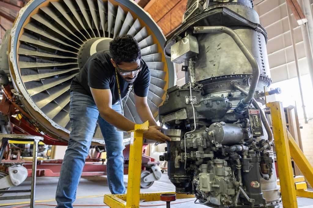 Aviation Mechanic Trade School